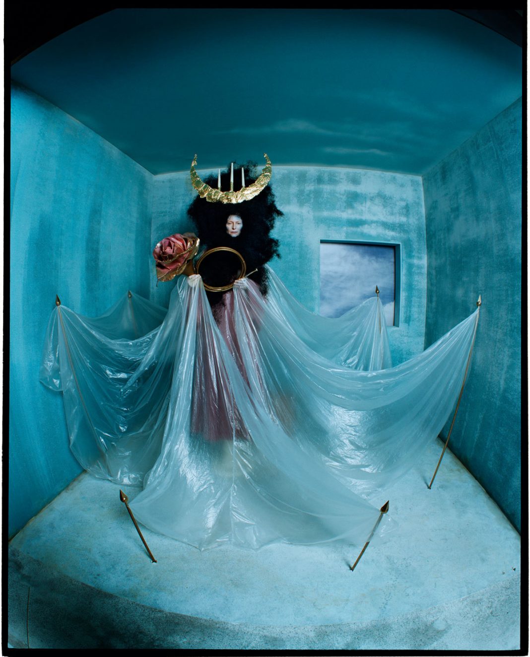 Tim Walker y Tilda Swinton recrean obras de Leonora Carrington en ...